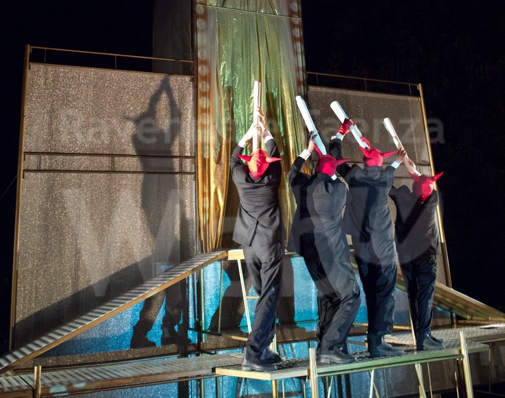 Lo spettacolo diabolico sul Dio Denaro del Teatro Due Mondi debutta a ...